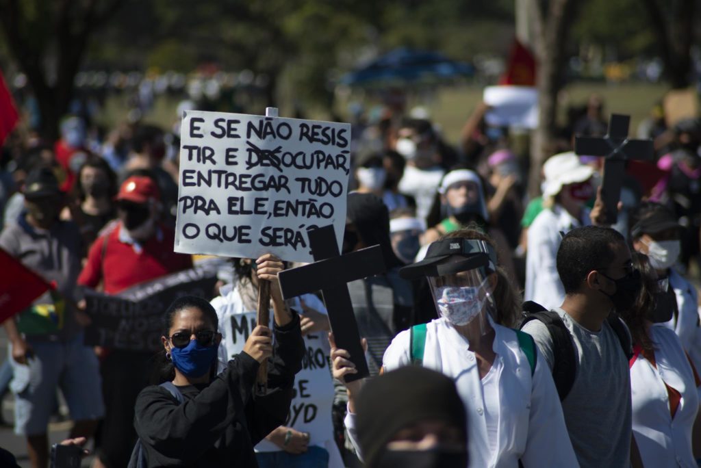 Manifestantes ocupam Esplanada dos Ministérios em marcha contra Bolsonaro Manifestantes ocupam Esplanada dos Ministérios em marcha contra Bolsonaro