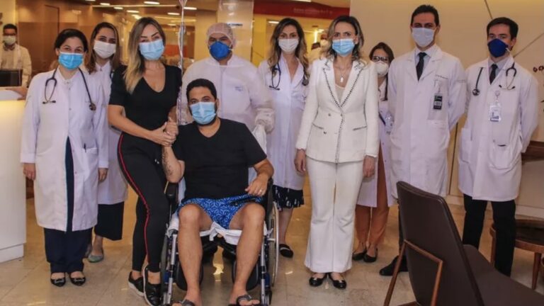 Edson recebe alta de hospital em São Paulo